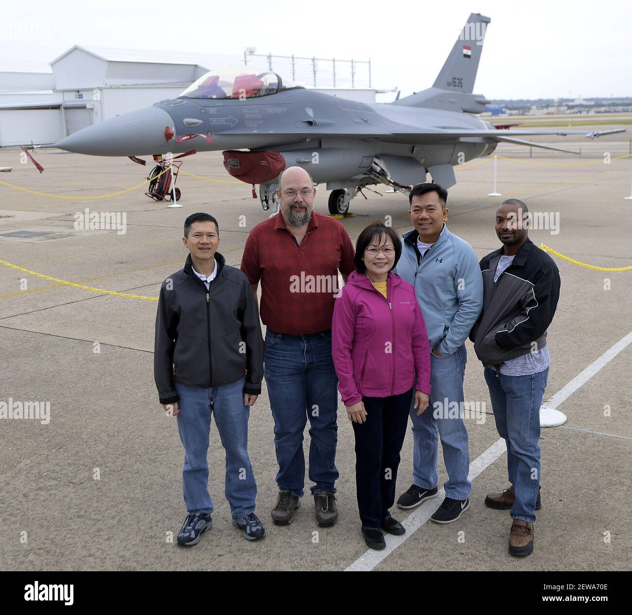 Lockheed employees have their photo taken with the last F-16 to be ...