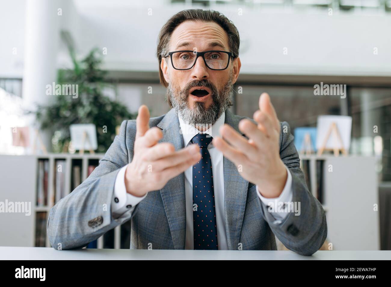 Surprised coworkers hi-res stock photography and images - Alamy