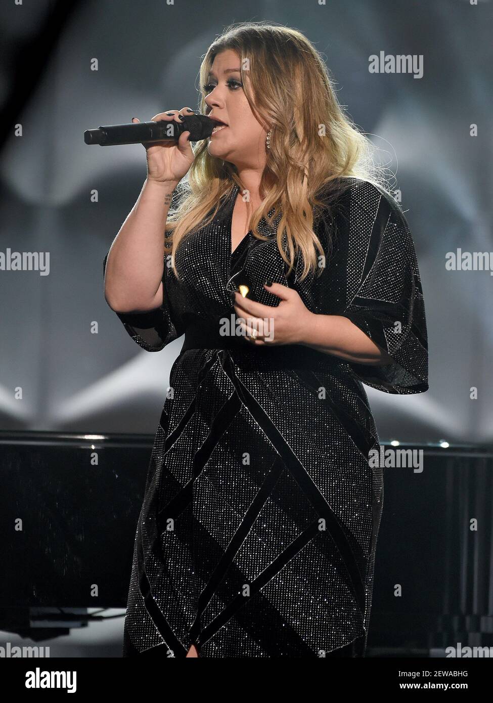 LOS ANGELES, CA - NOVEMBER 19: Kelly Clarkson appears at the 2017 ...