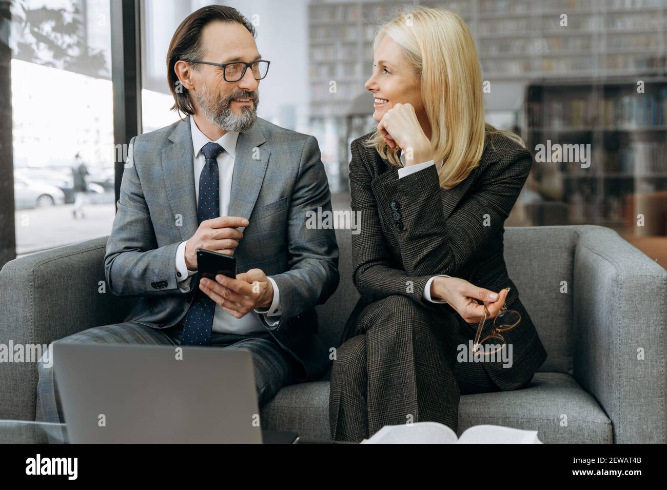 Work people talking positive hi-res stock photography and images - Alamy