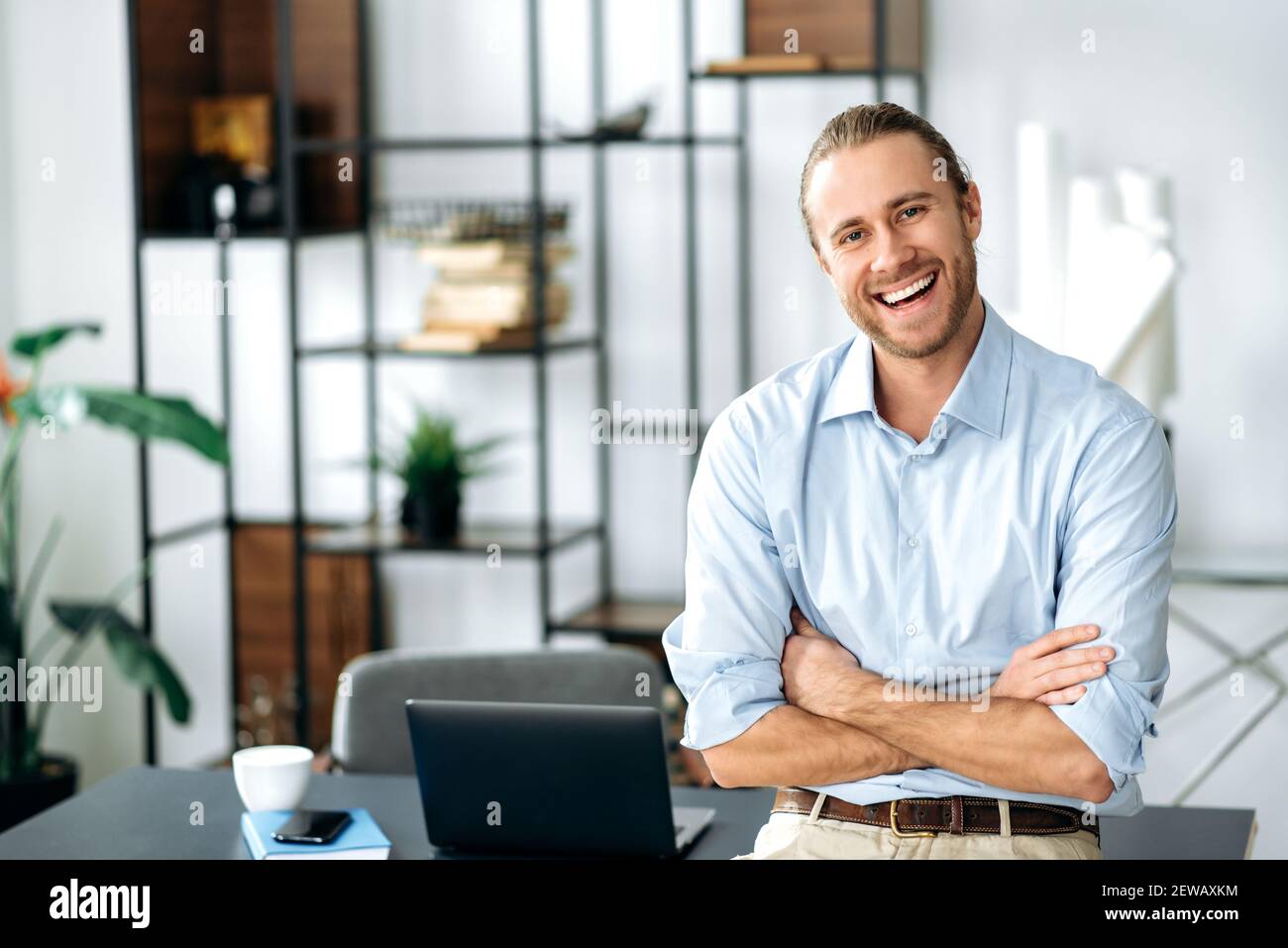 Confident attractive caucasian stylishly dressed guy, ceo, freelancer ...