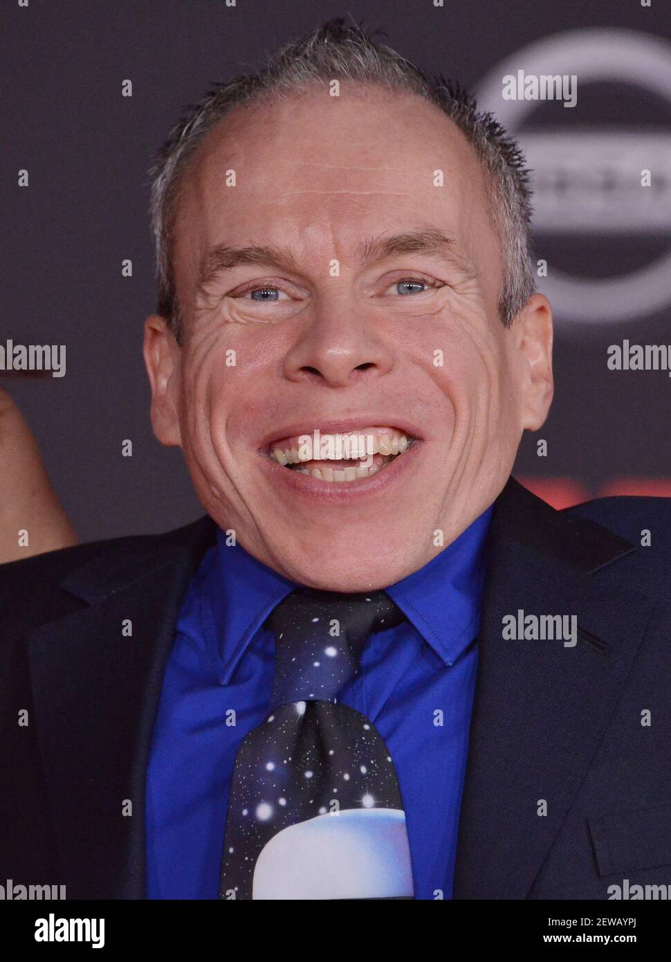 Warwick Davis arrives at the "Star Wars: The Last Jedi" Los Angeles ...