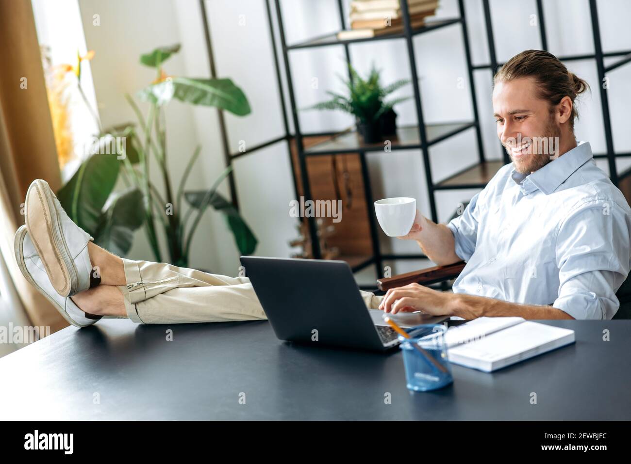 Thrown on table hi-res stock photography and images - Alamy