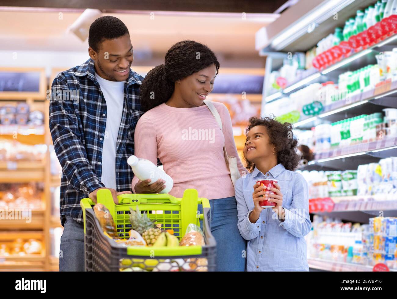Family shopping supermarket covid hi-res stock photography and images ...