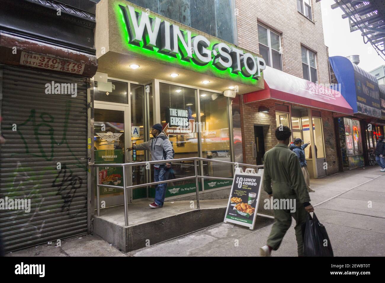 Wingstop chicken hi-res stock photography and images - Alamy
