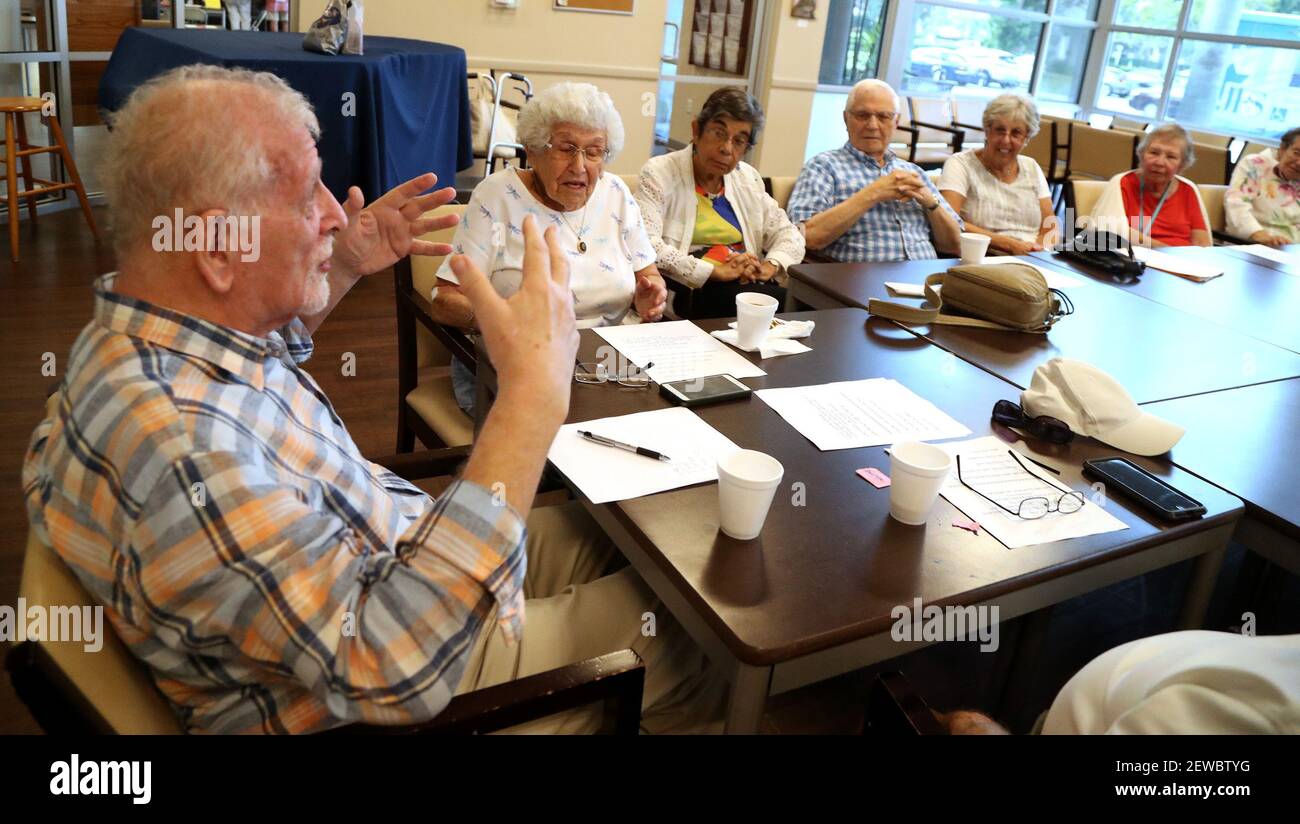 Conversation leader Paul Azaroff during a meeting of the Yiddish ...