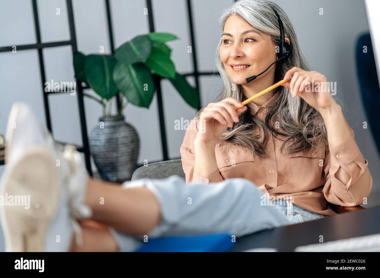 Female secretary legs hi-res stock photography and images - Alamy