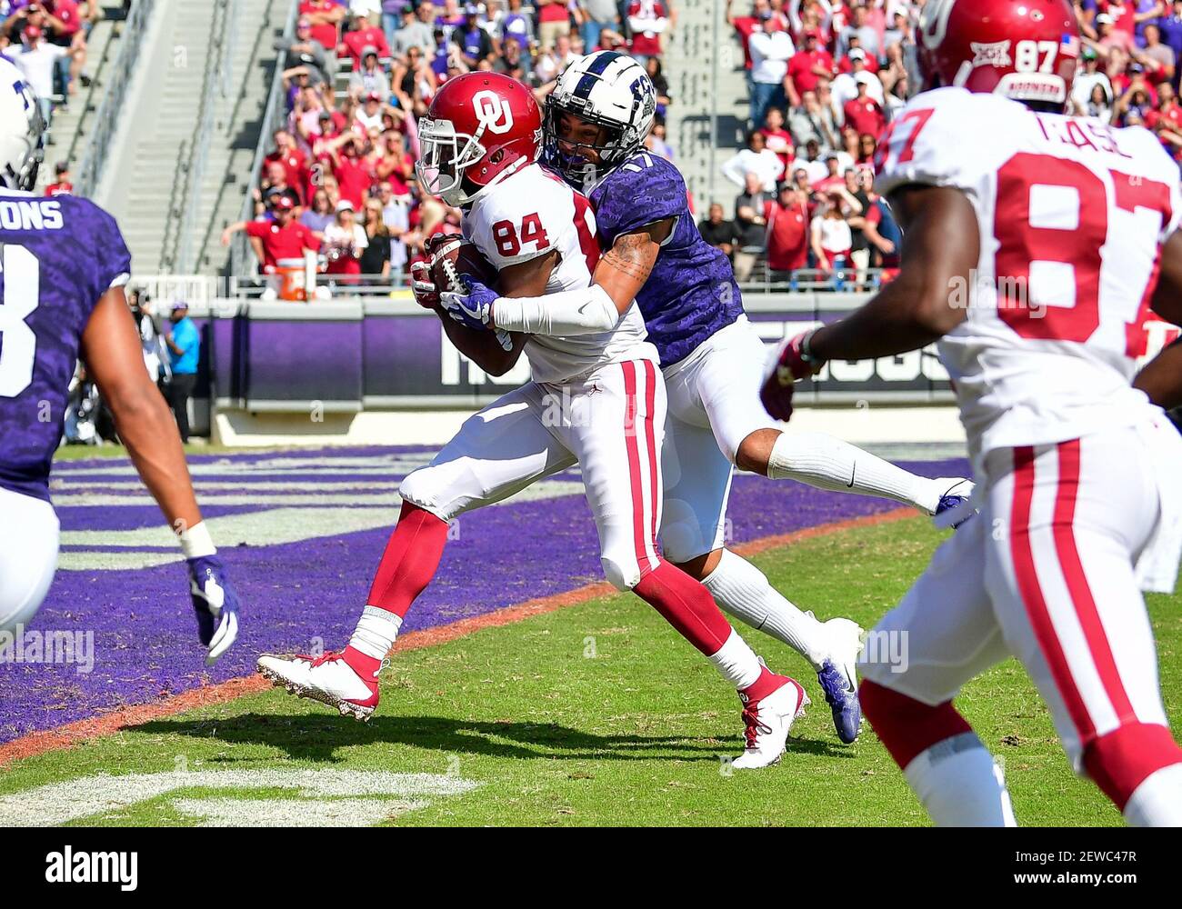Oklahoma Sooners wide receiver Lee Morris (84) catches pass for a ...
