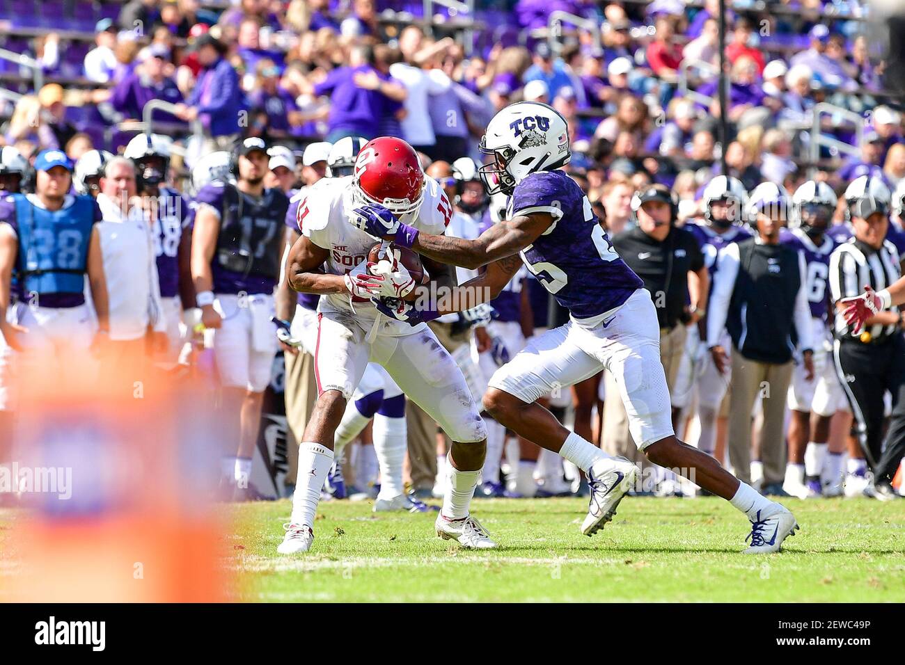 Oklahoma Sooners cornerback Parnell Motley (11) gets an interception ...