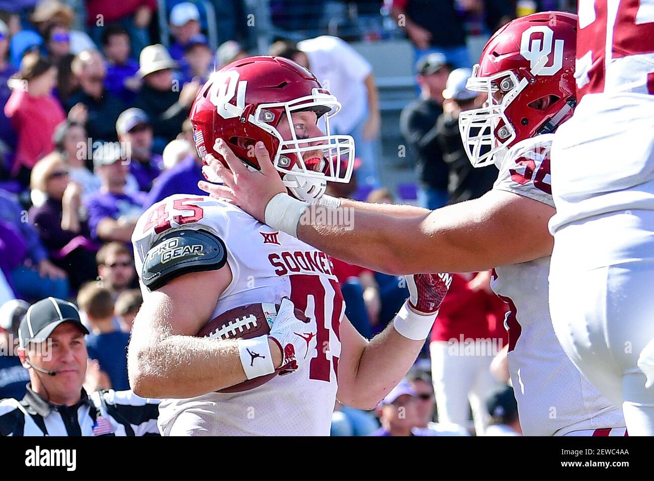 Oklahoma Sooners fullback Carson Meier (45) catches a pass for a ...