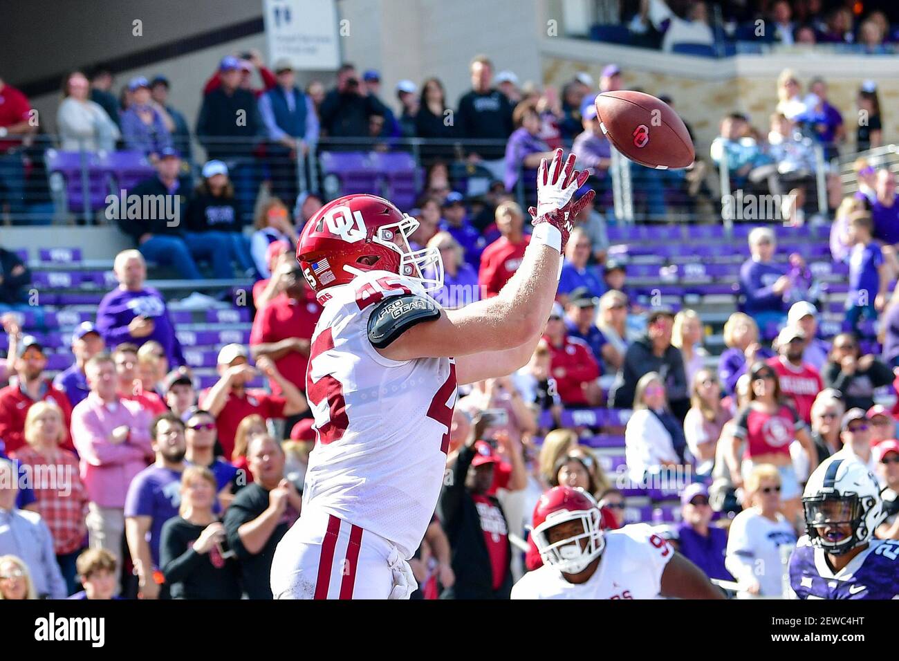Oklahoma Sooners fullback Carson Meier (45) catches a pass for a ...