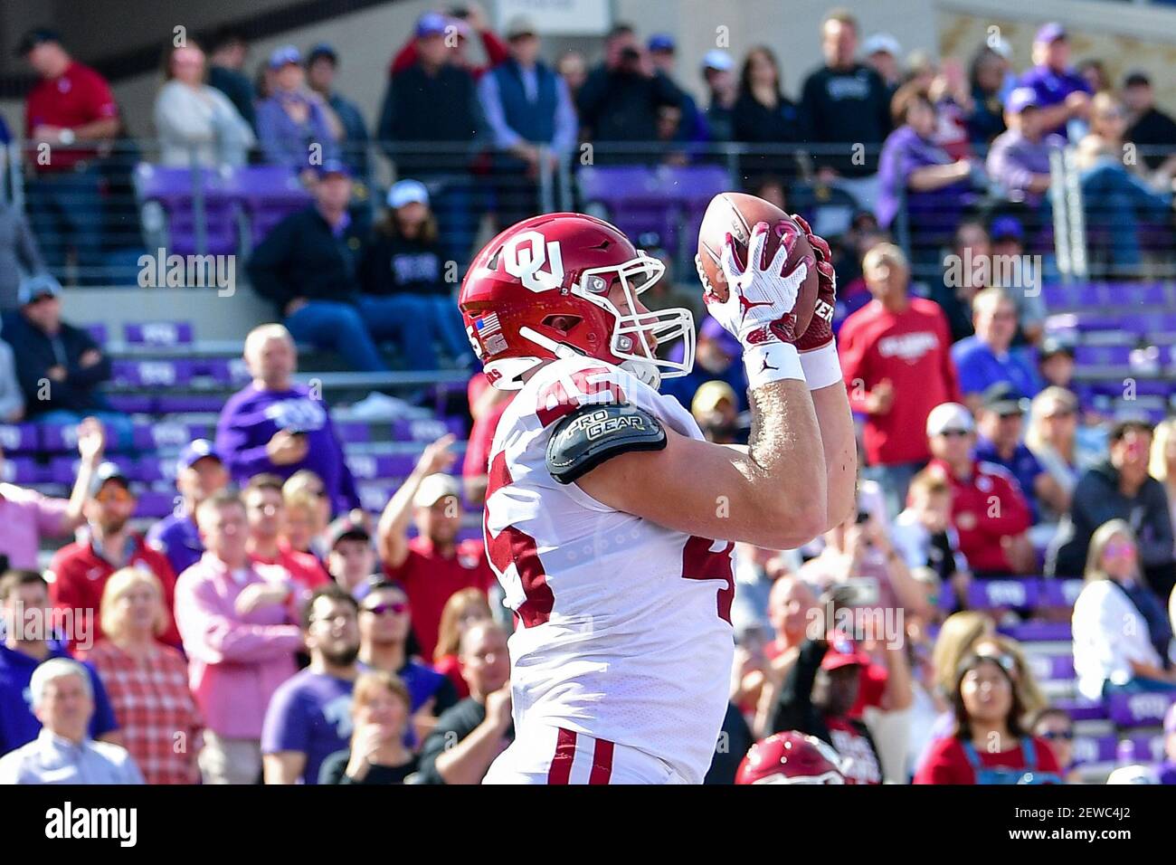 Oklahoma Sooners fullback Carson Meier (45) catches a pass for a ...