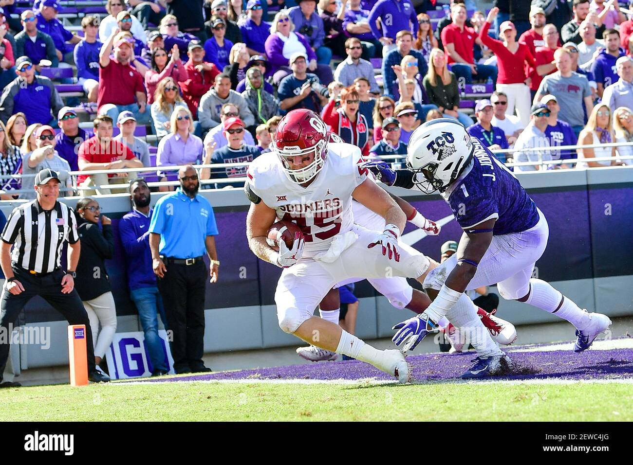Oklahoma Sooners fullback Carson Meier (45) catches a pass for a ...