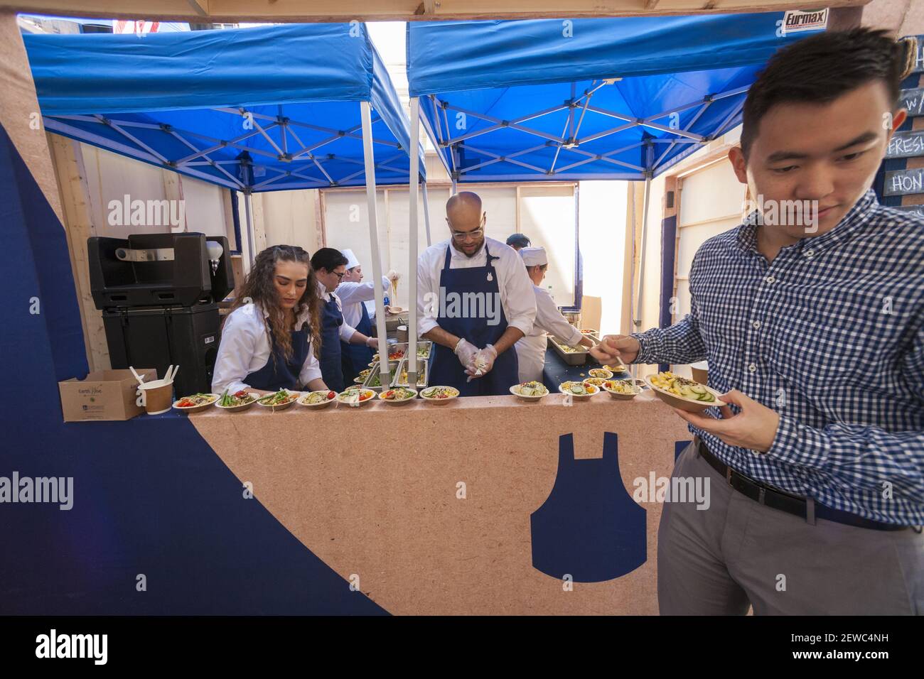 Visitors queue up for samples of Blue apron meals in front of the New ...