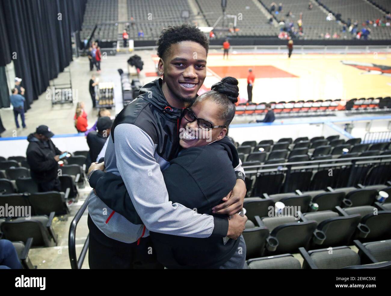 Windy City Bulls forward Alfonso McKinnie, with his mom Alisa Bryant ...