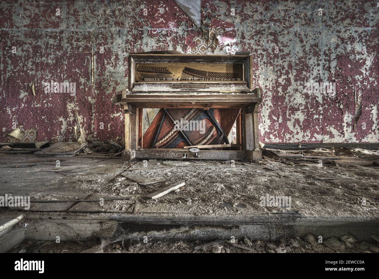 An old broken piano in an abandoned ruined building Stock Photo - Alamy