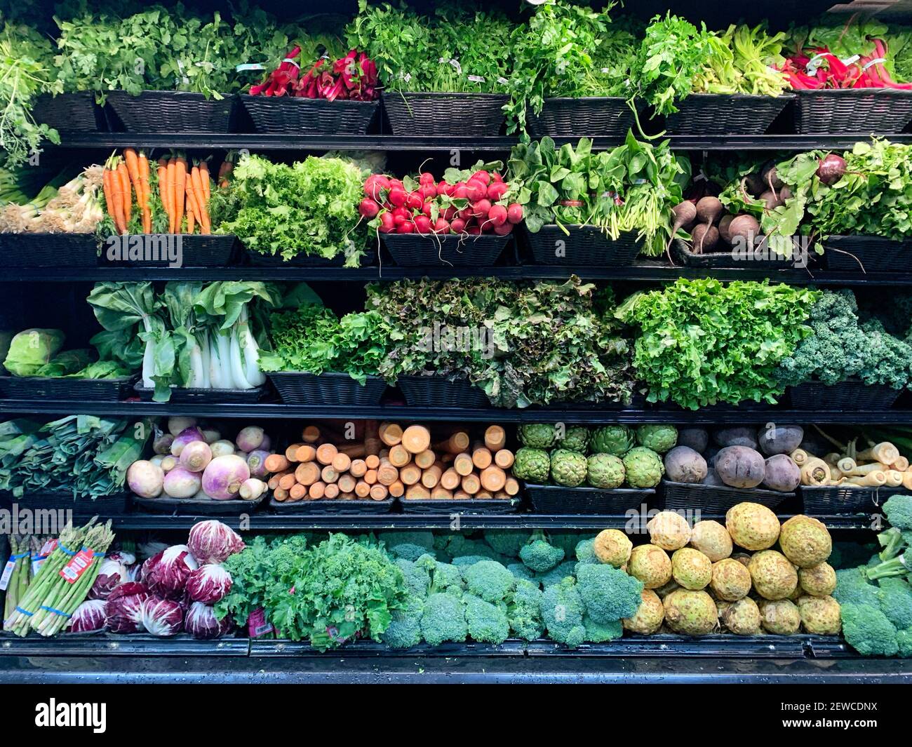 Rows of produce and leafy vegetables at a supermarket Stock Photo - Alamy