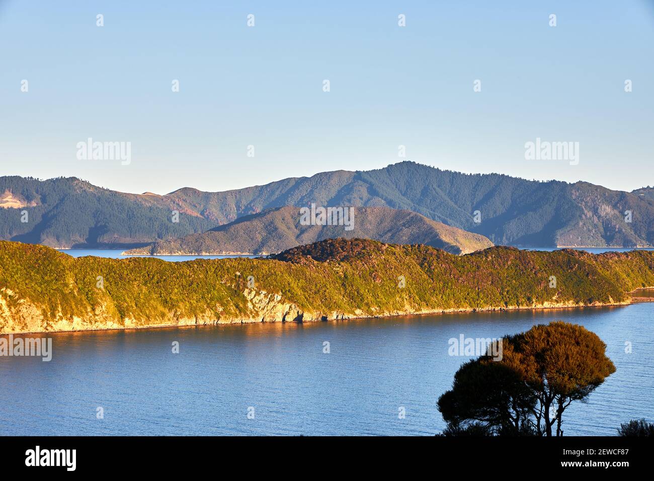 Sanctuary mountain image new zealand hi-res stock photography and ...