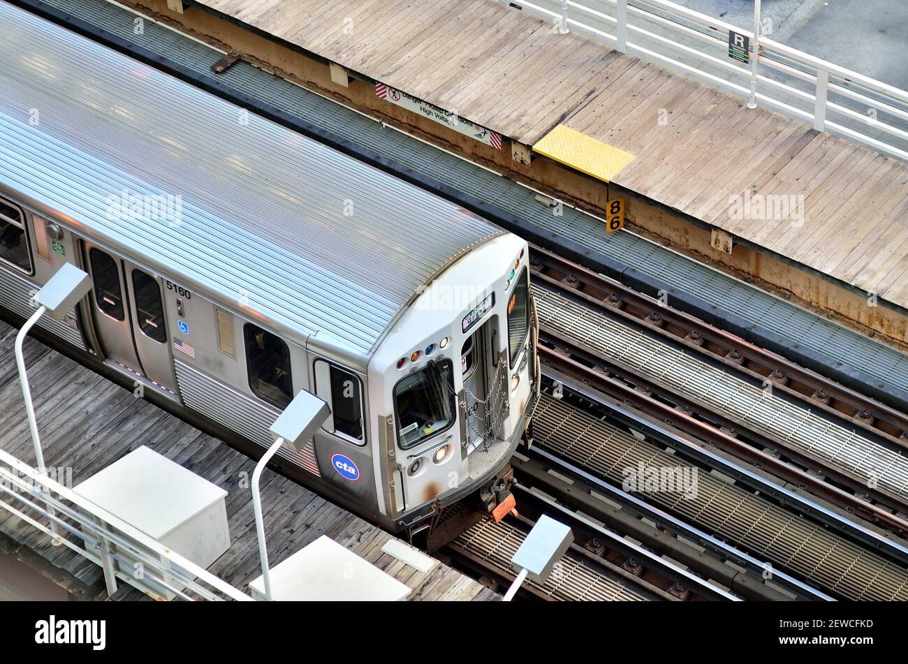 Chicago, Illinois, USA. A CTA Green Line rapid transit train pausing at ...