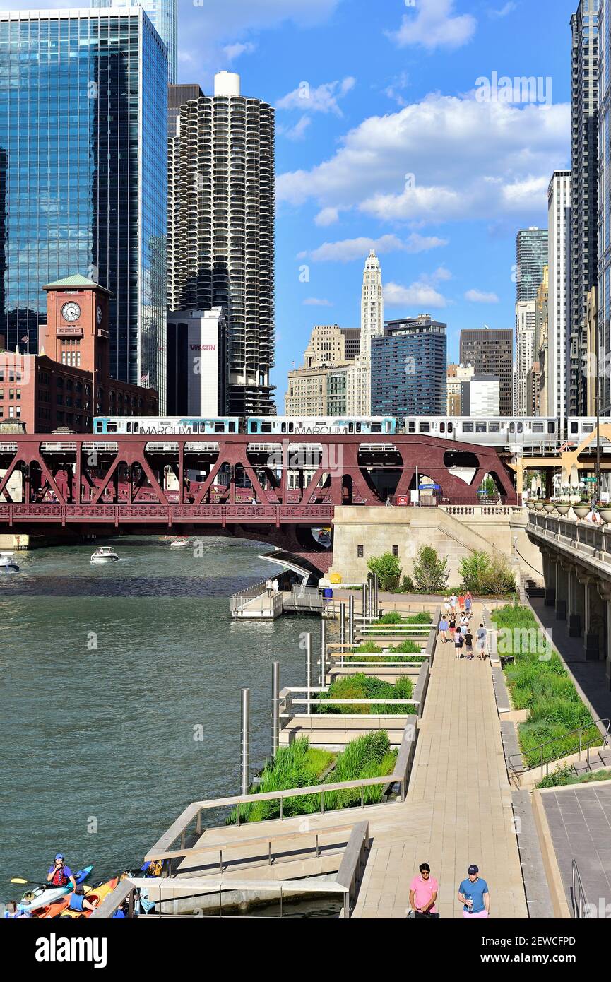 Chicago riverwalk busy hi-res stock photography and images - Alamy