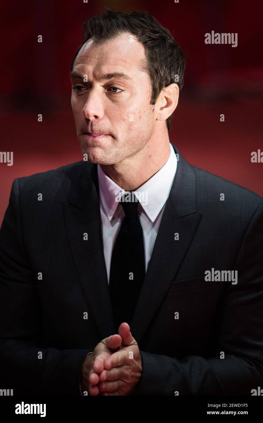 Jude Law poses on the red carpet prior to the premiere of the movie ...