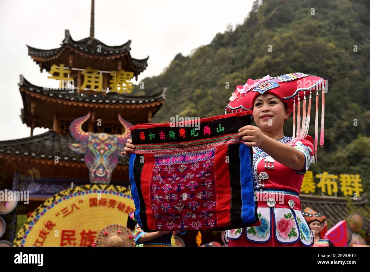 (160309) -- HECHI, March 9, 2016 (Xinhua) -- People of Maonan ethnic ...
