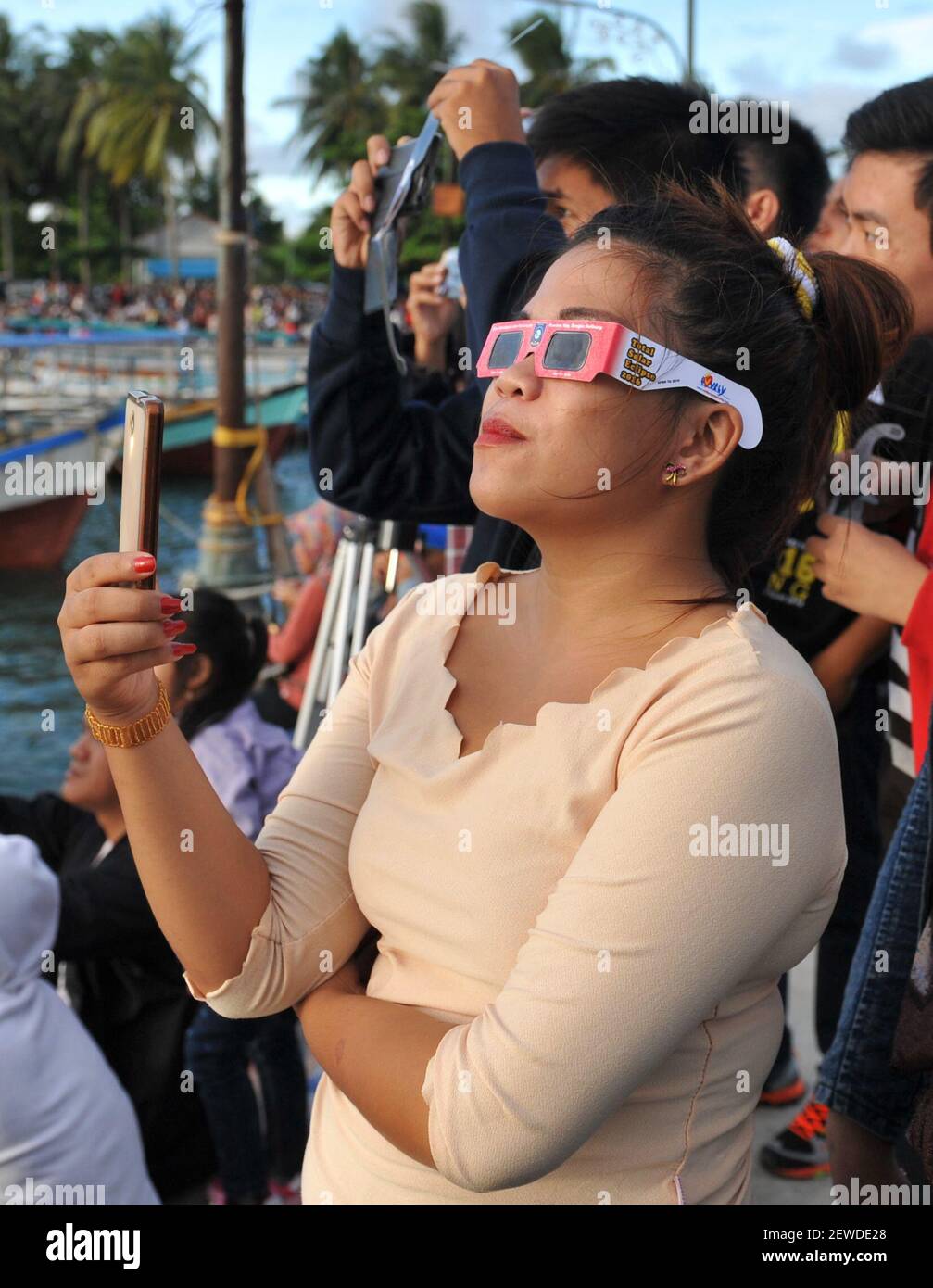 (160309) -- BELITUNG, March. 9, 2016 (Xinhua) -- A woman wearing solar ...