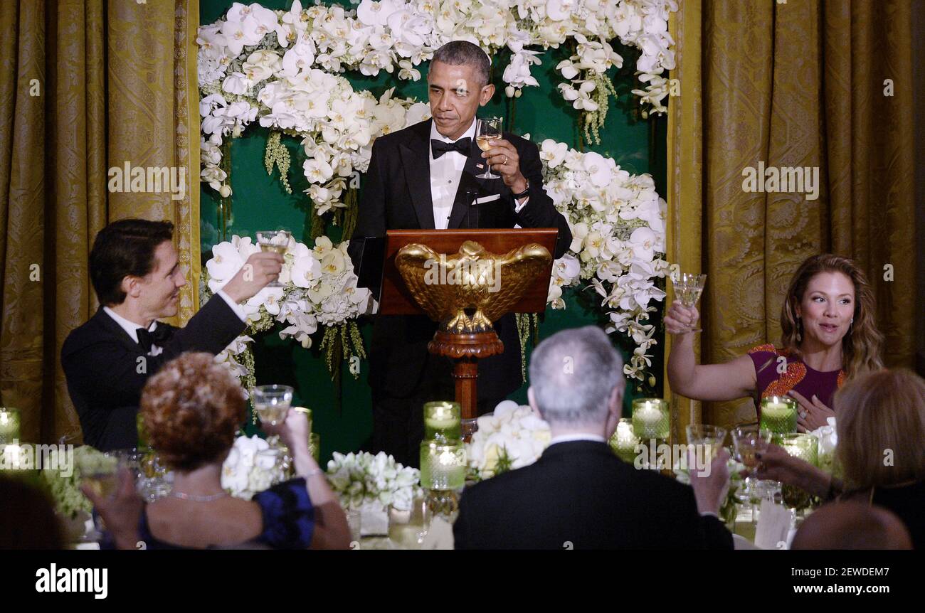President Barack Obama and Prime Minister Trudeau exchange toasts ...