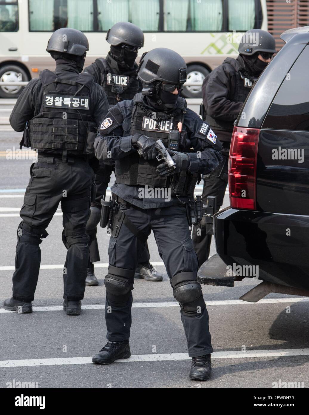 South Korean Soldiers and Emergency services personnel wearing ...
