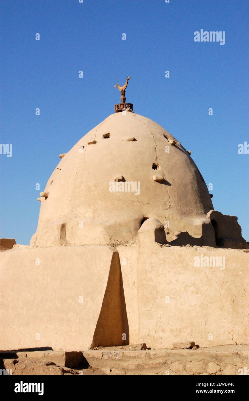 An old mud brick and mud daubed mosque in Karnak, Luxor, Egypt Stock ...