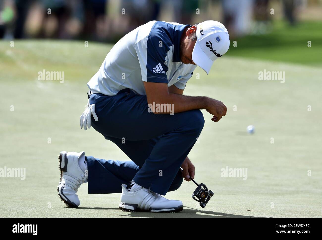 Jason Day drops to the ground after thinking his putt for birdie on the ...