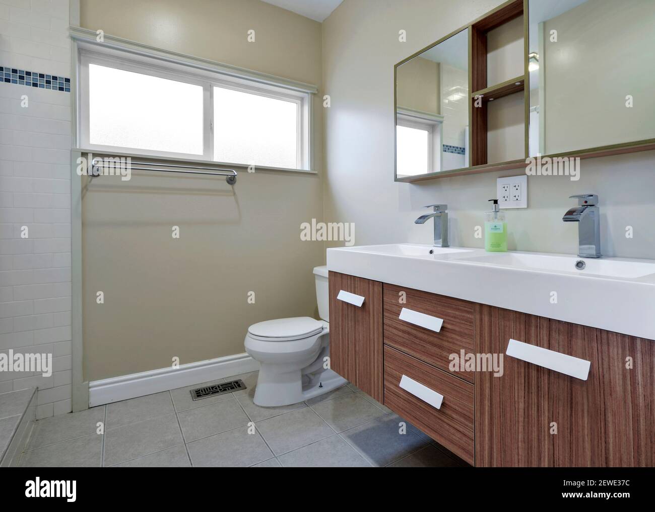 Modern residential bathroom interior Stock Photo - Alamy