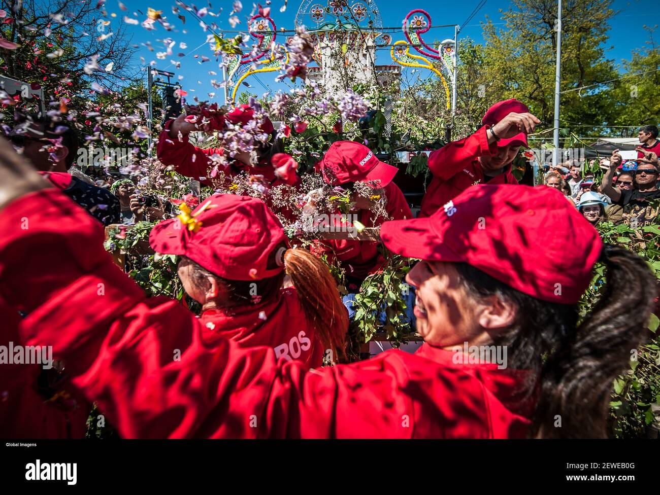 The Battle of Flowers in Barcelos was held this afternoon in the ...