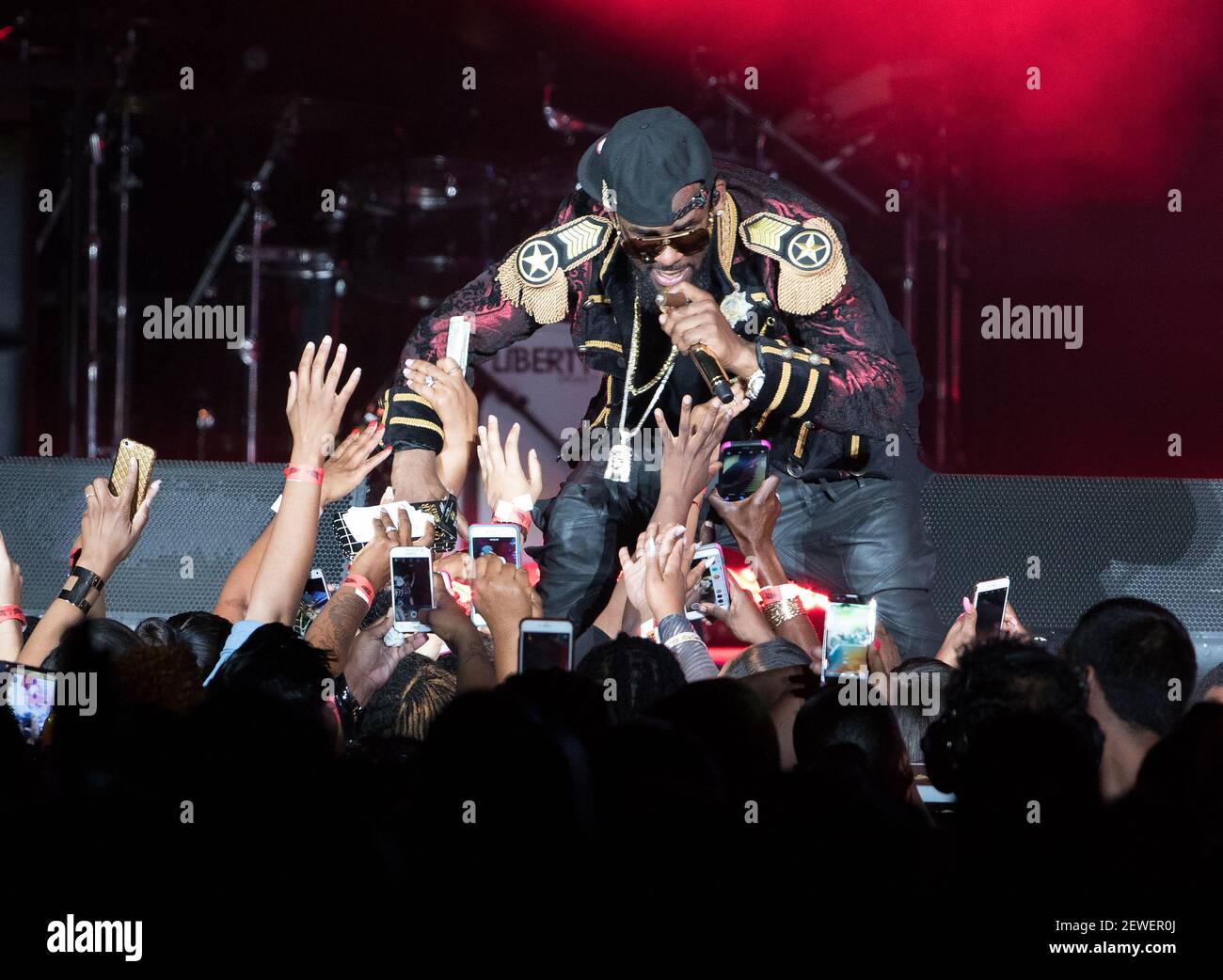 Recording artist R. Kelly perform at The American Airlines Arena during ...