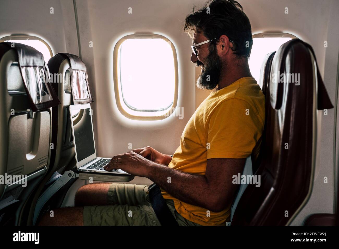 Flight search laptop hi-res stock photography and images - Alamy