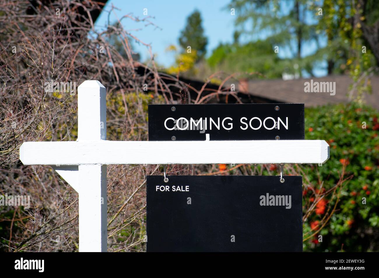 Coming soon sign hi-res stock photography and images - Alamy