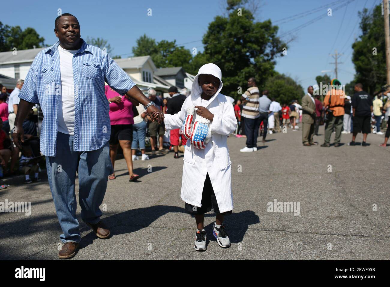 Scenes from Muhammad Ali's funeral procession on Grand Avenue in ...