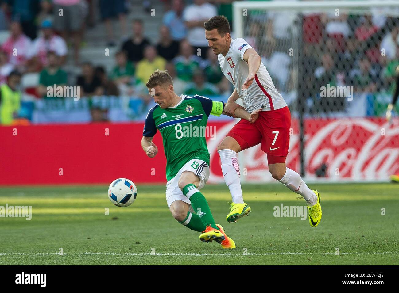 Steven Davis (Irlandia Polnocna), Arkadiusz Milik (Polska). Photo by ...