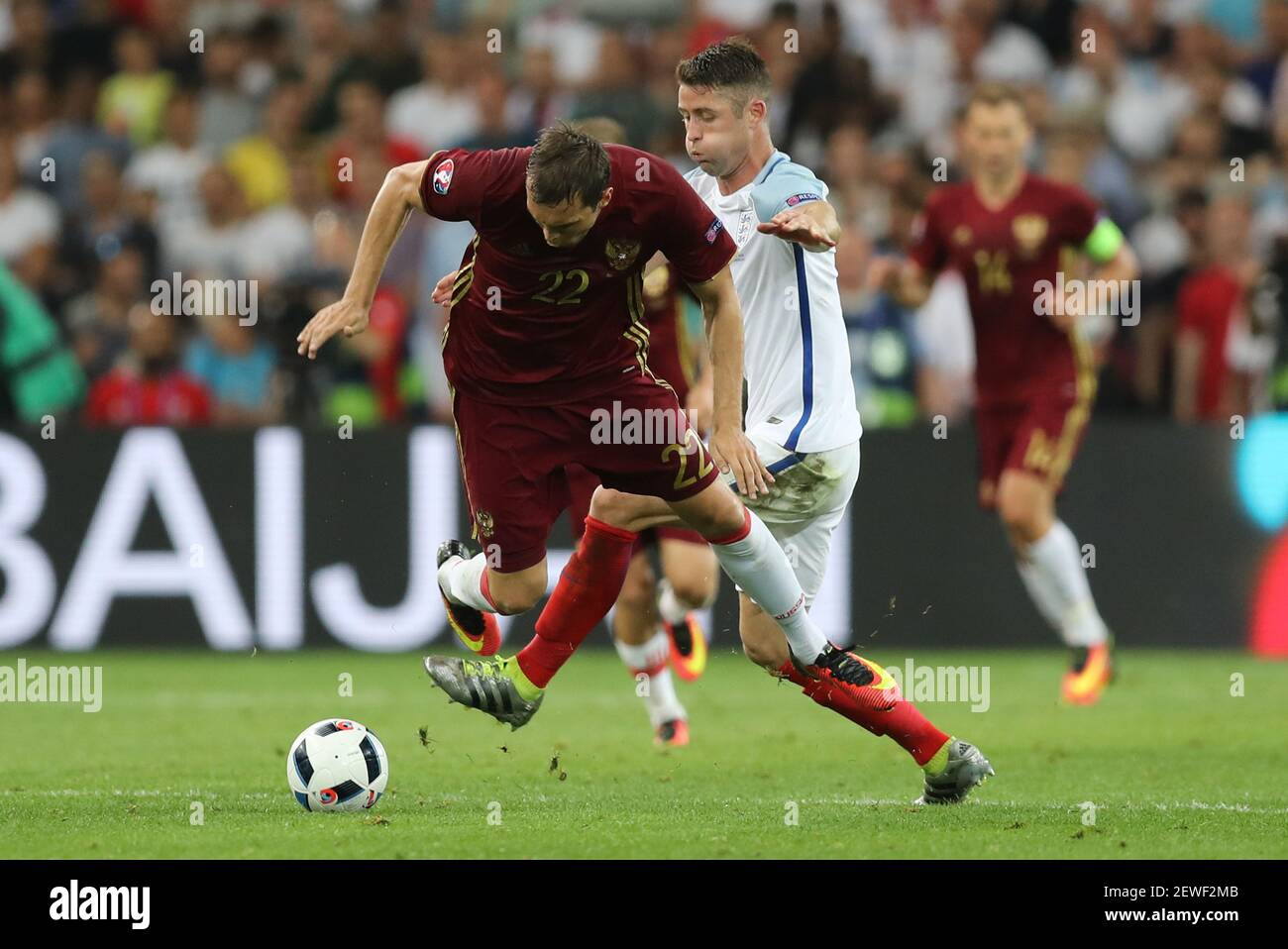 Gary Cahill (ENG), Artem Dzyuba (RUS). Photo by Tomasz Jastrzebowski ...