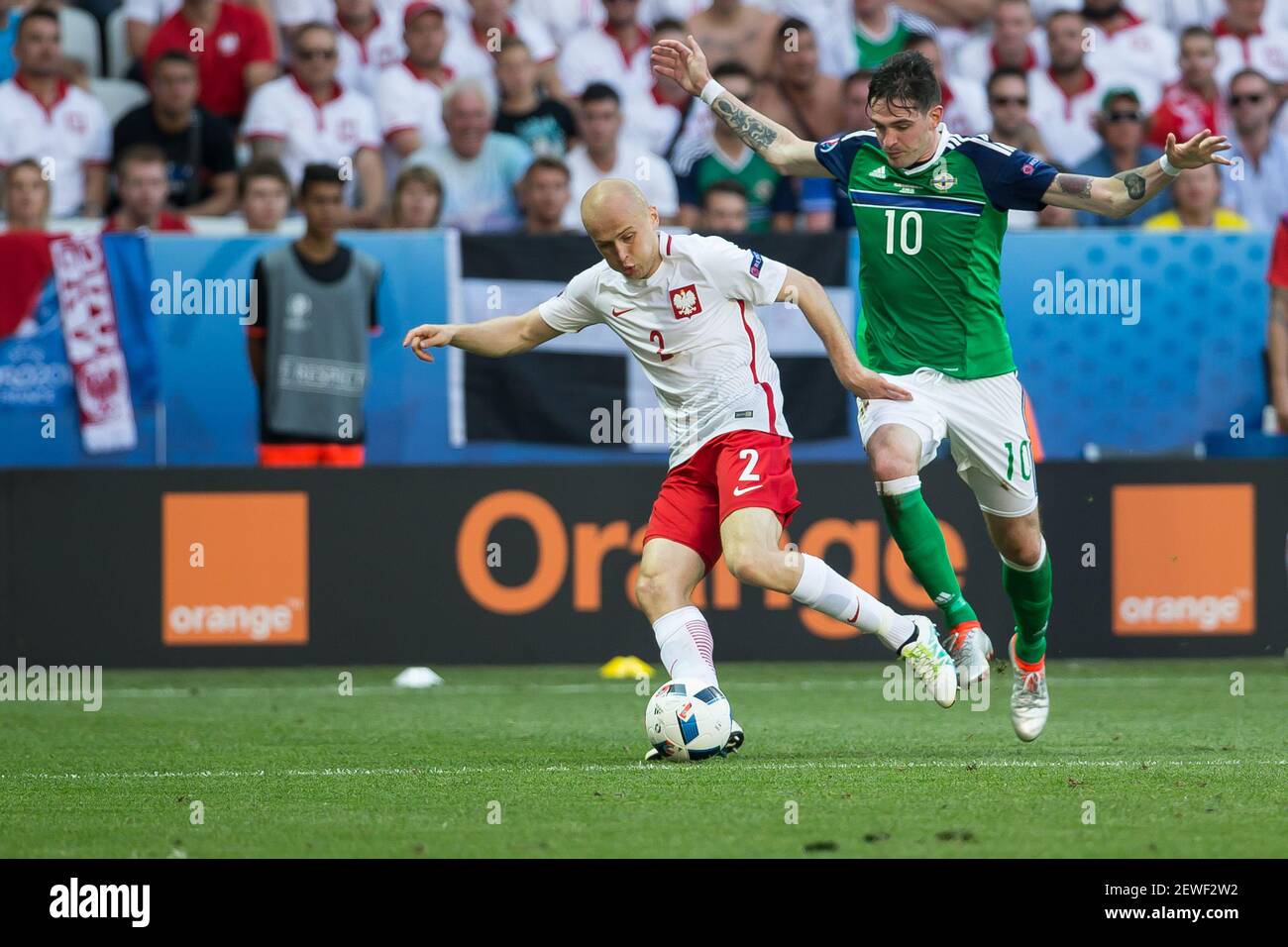 Michal Pazdan (Polska), Kyle Lafferty (Irlandia Polnocna). Photo by ...