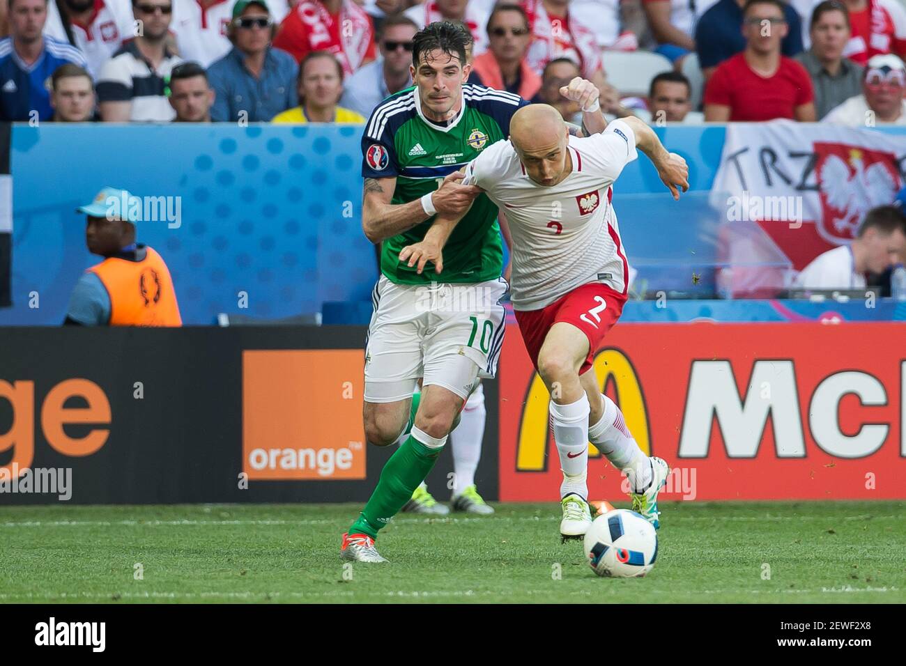 Michal Pazdan (Polska), Kyle Lafferty (Irlandia Polnocna). Photo by ...