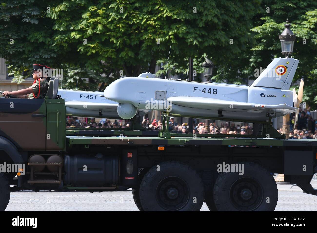 (160714) -- PARIS, July 14, 2016 (Xinhua) -- French soldiers drive a ...