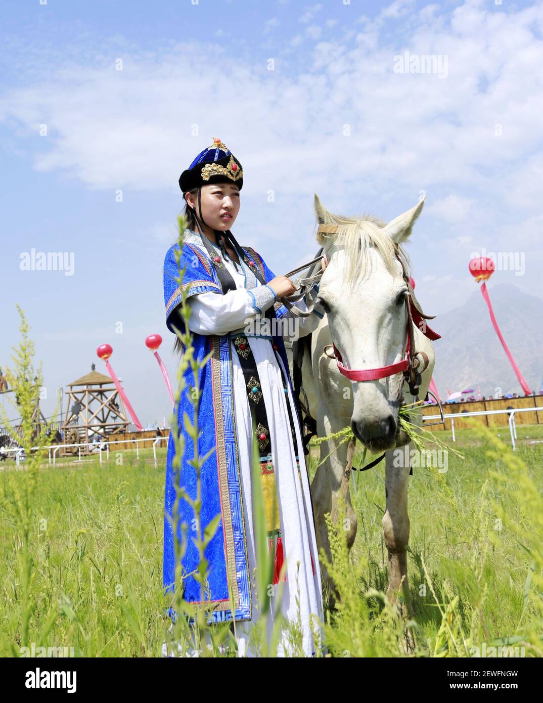 (160723) -- HOHHOT, July 23, 2016 (Xinhua) -- A girl wearing ...