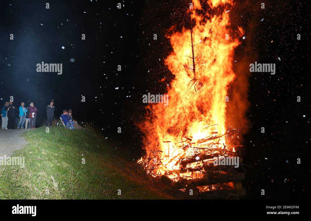 (160801) -- GENEVA, Aug. 1, 2016 (Xinhua) -- People watch a bonfire on ...