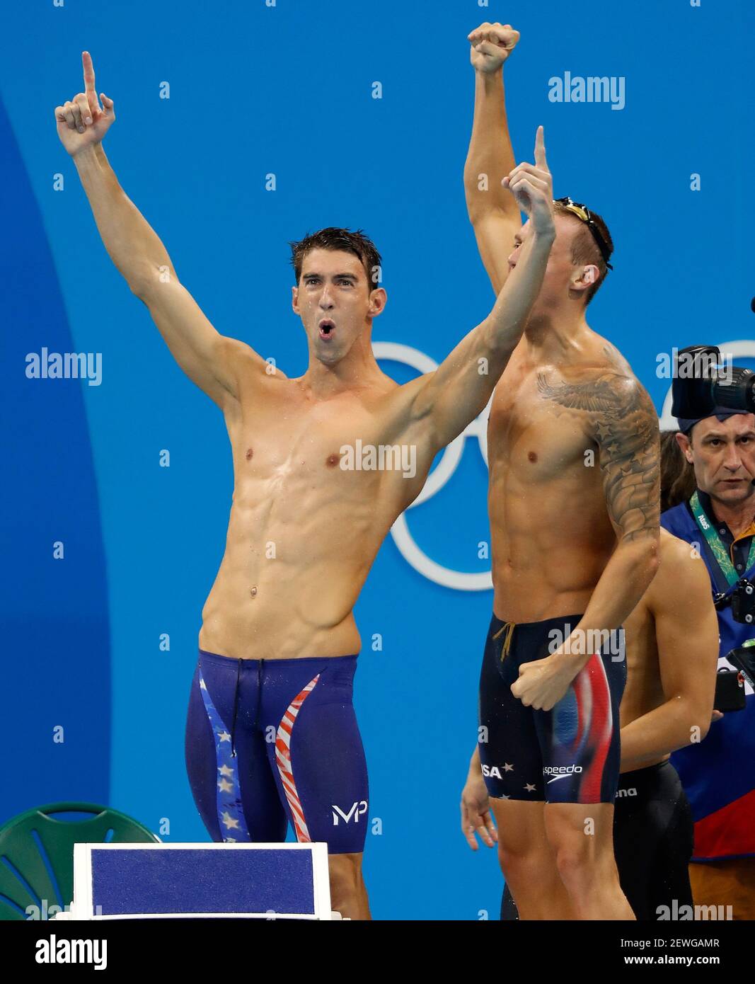 (160807) -- RIO DE JANEIRO, Aug. 7, 2016 (Xinhua) -- Michael Phelps (L ...