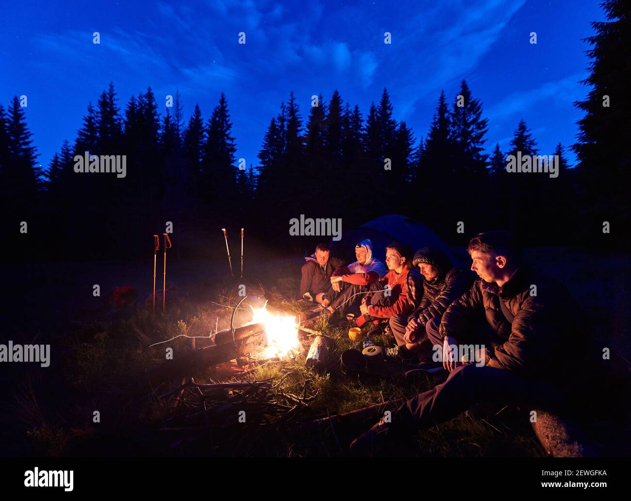 People sitting around campfire night hi-res stock photography and ...