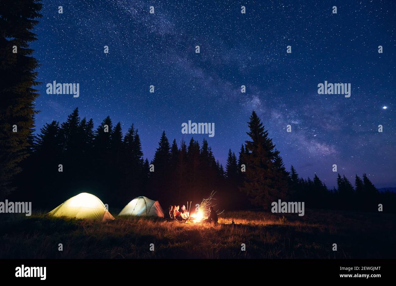 Camp fire night men hi-res stock photography and images - Alamy