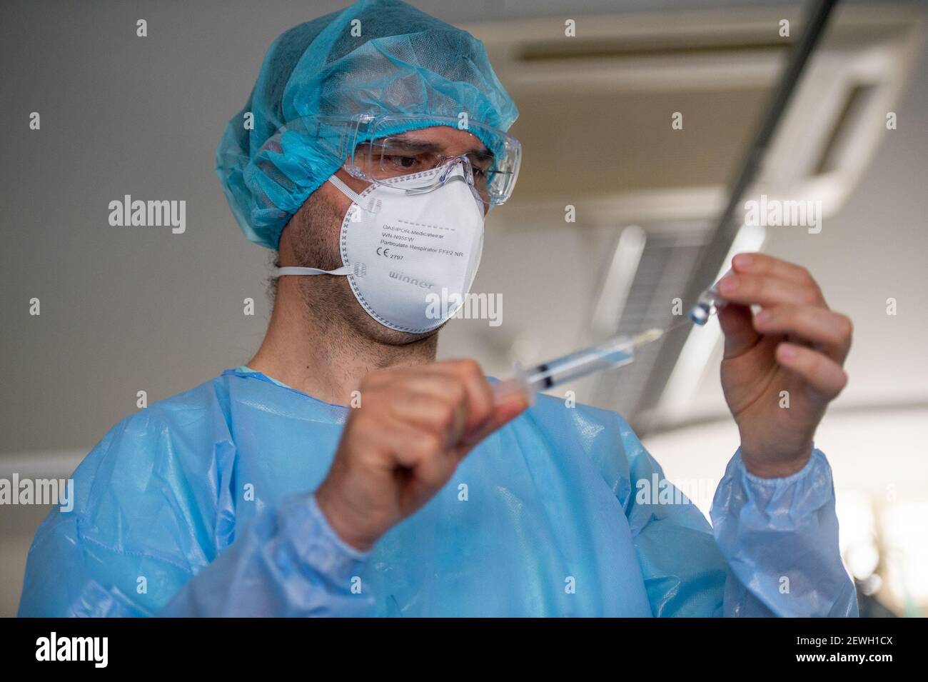 Lissabon, Portugal. 02nd Mar, 2021. Nurse Mario Clemente treats a Covid ...