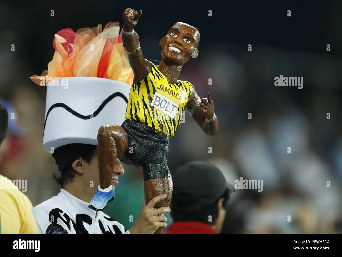 RIO DE JANEIRO, RJ - 14.08.2016: ATHLETICS RIO 2016 OLYMPICS - Fan with ...