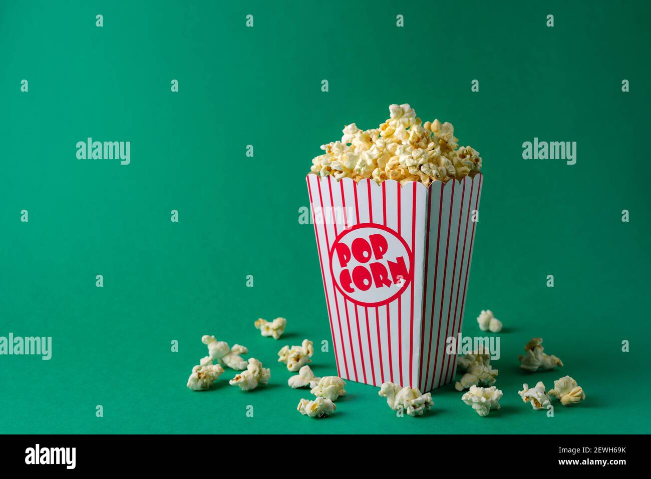 Green white popcorn bucket hi-res stock photography and images - Alamy